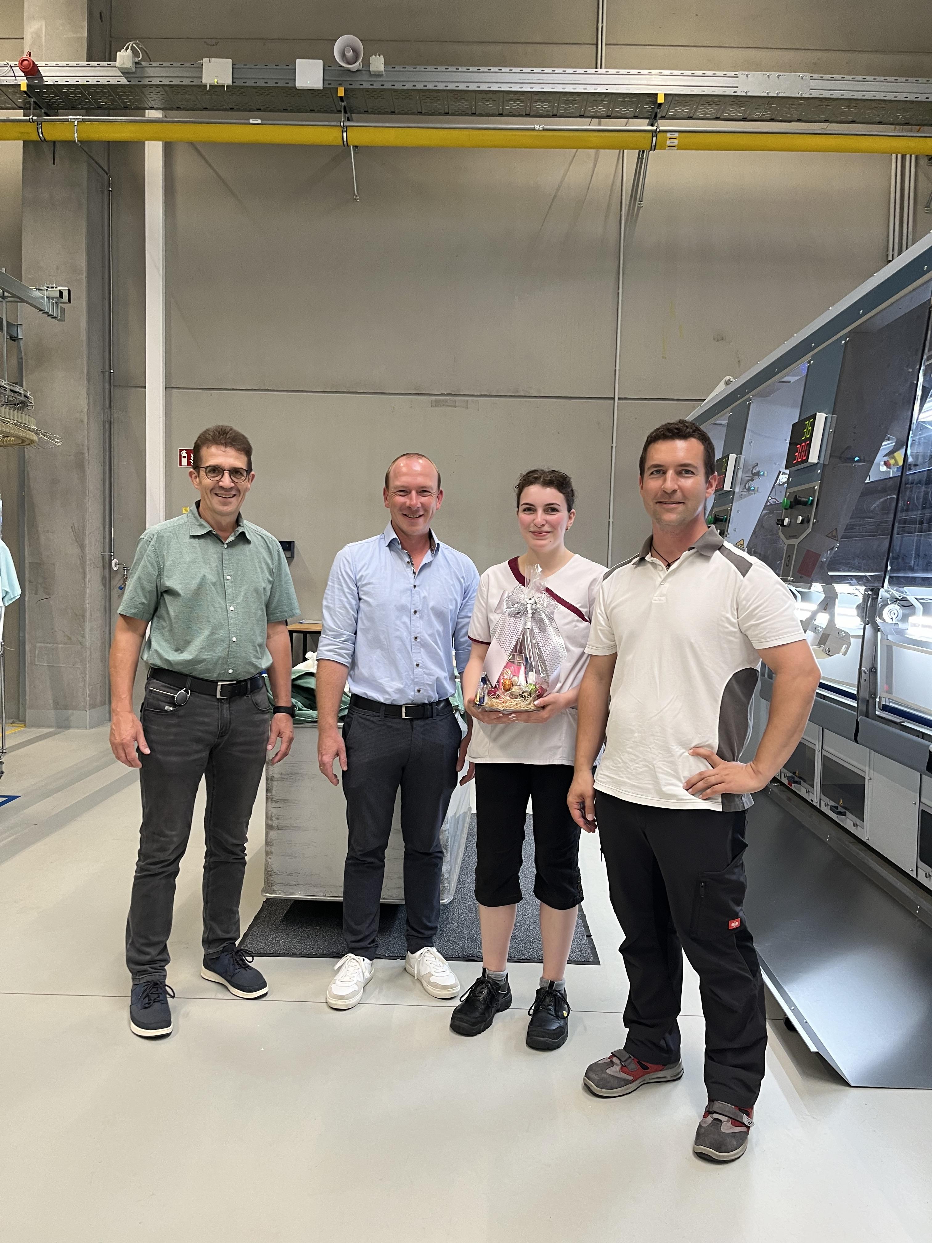 "Mit Bravour!" Erster Ausbildungsabschluss in Süddeutschlands modernster Großwäscherei ...